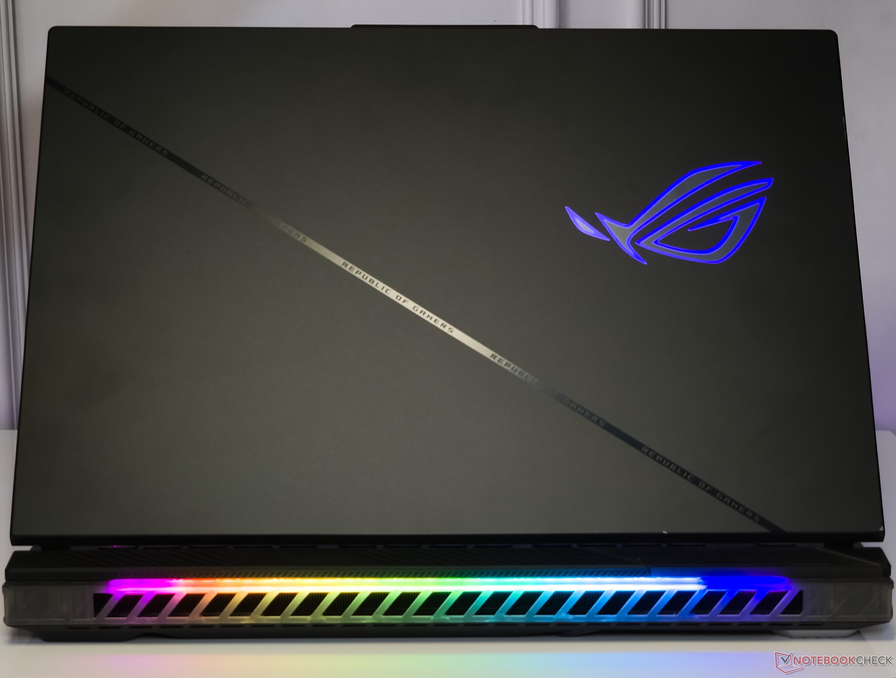 Asus ROG Strix Scar 16 (2024) Laptop Review: Vurige prestaties en mini ...