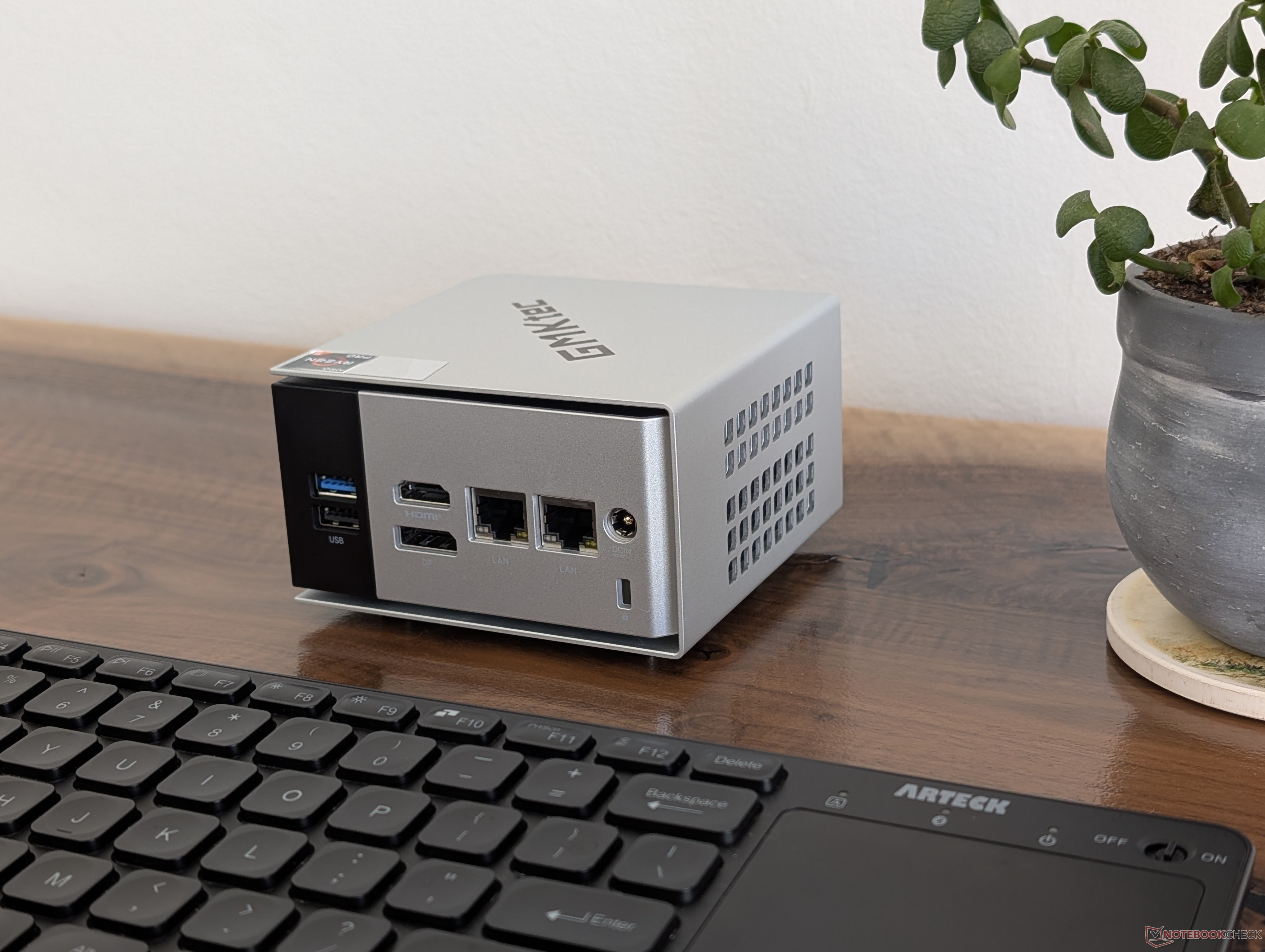 GMKtec NucBox M8 is een nieuwere mini PC met een oudere AMD Zen 3 ...