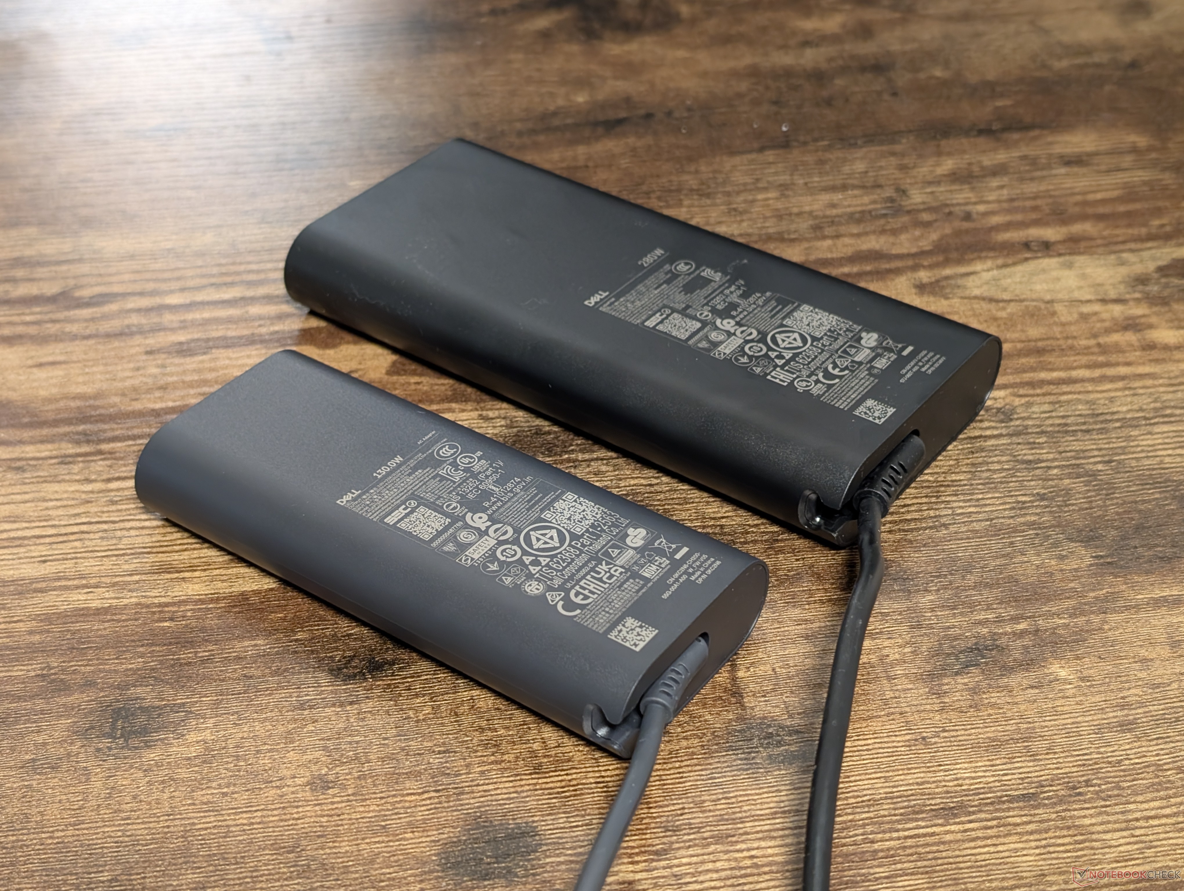 Een kleine 130 W USB-C adapter voorziet de Dell 16 Premium met Core ...