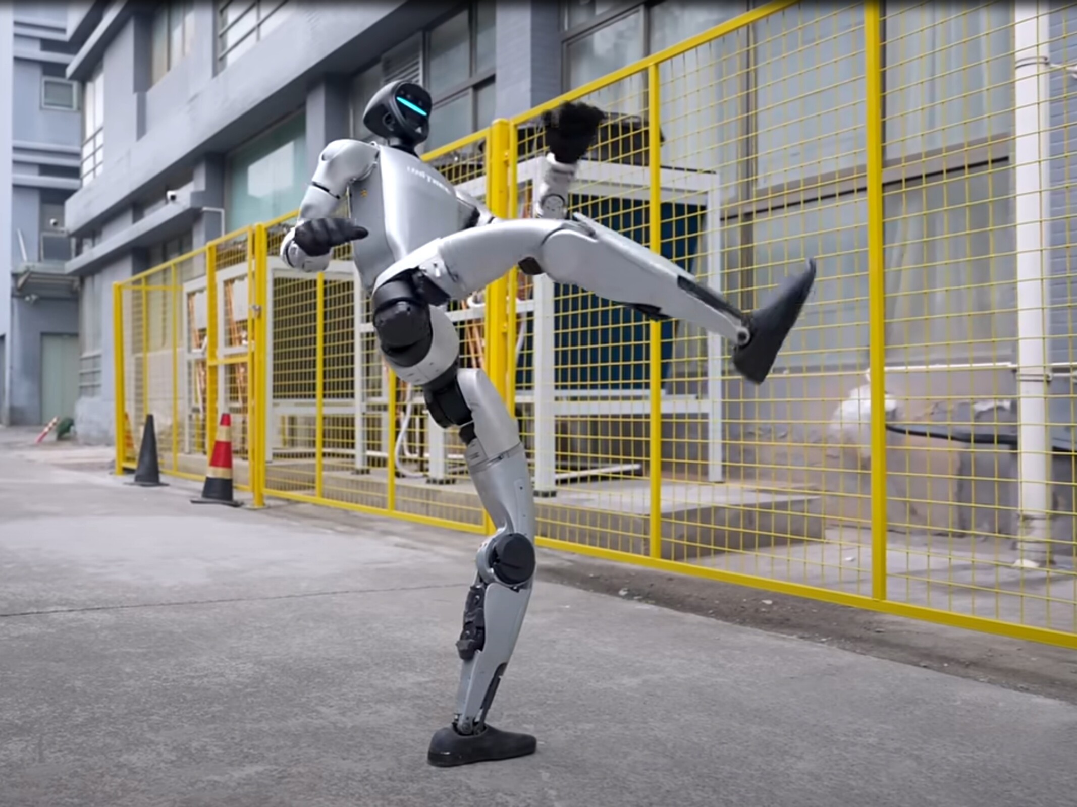 Kung Fu robot: Unitree G1 maakt indruk met draaiende trappen en meer ...